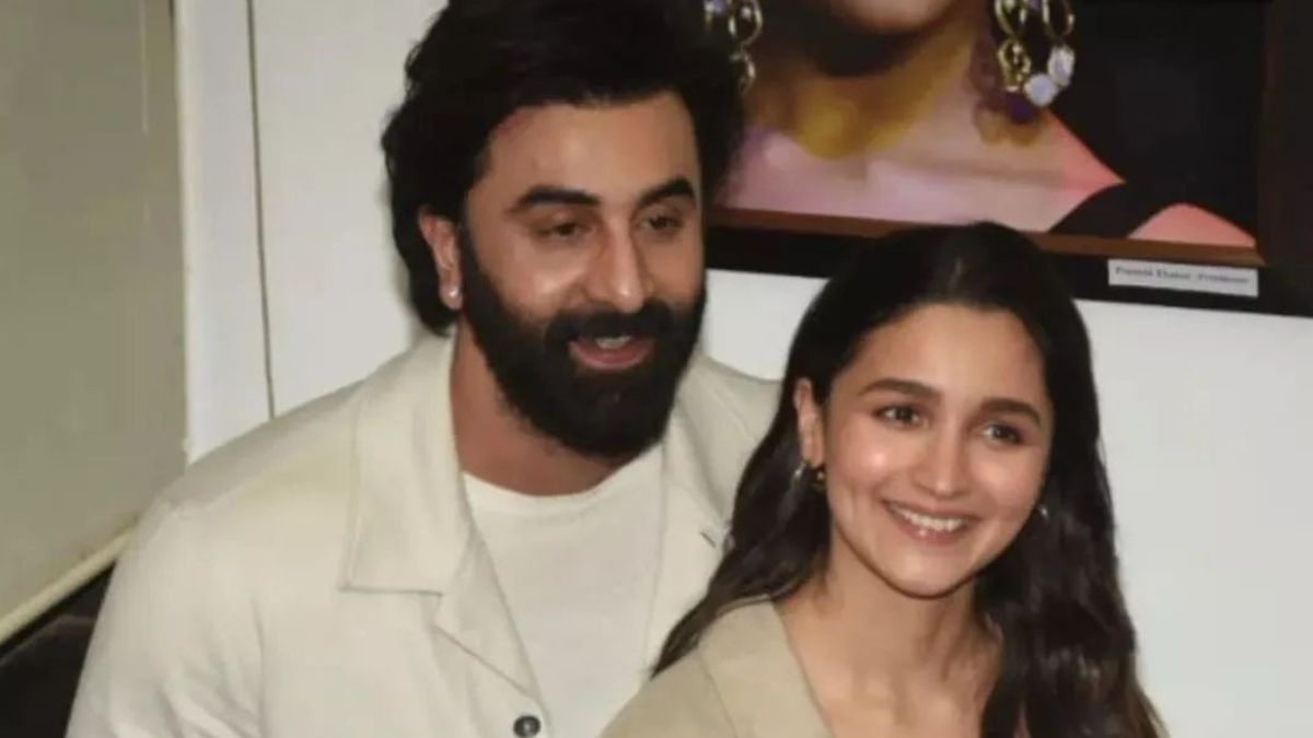 Shocking Ranbir Kapoor Throws Fans Mobile After He Continuously Tries